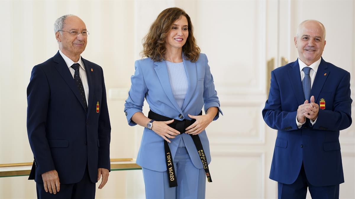 Ayuso recibe la Insignia de Oro de kárate | SoyDe